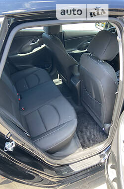AUTO.RIA – Продам Хюндай Елантра 2017 (AE5178PO) бензин 2.0 хетчбек бу ...